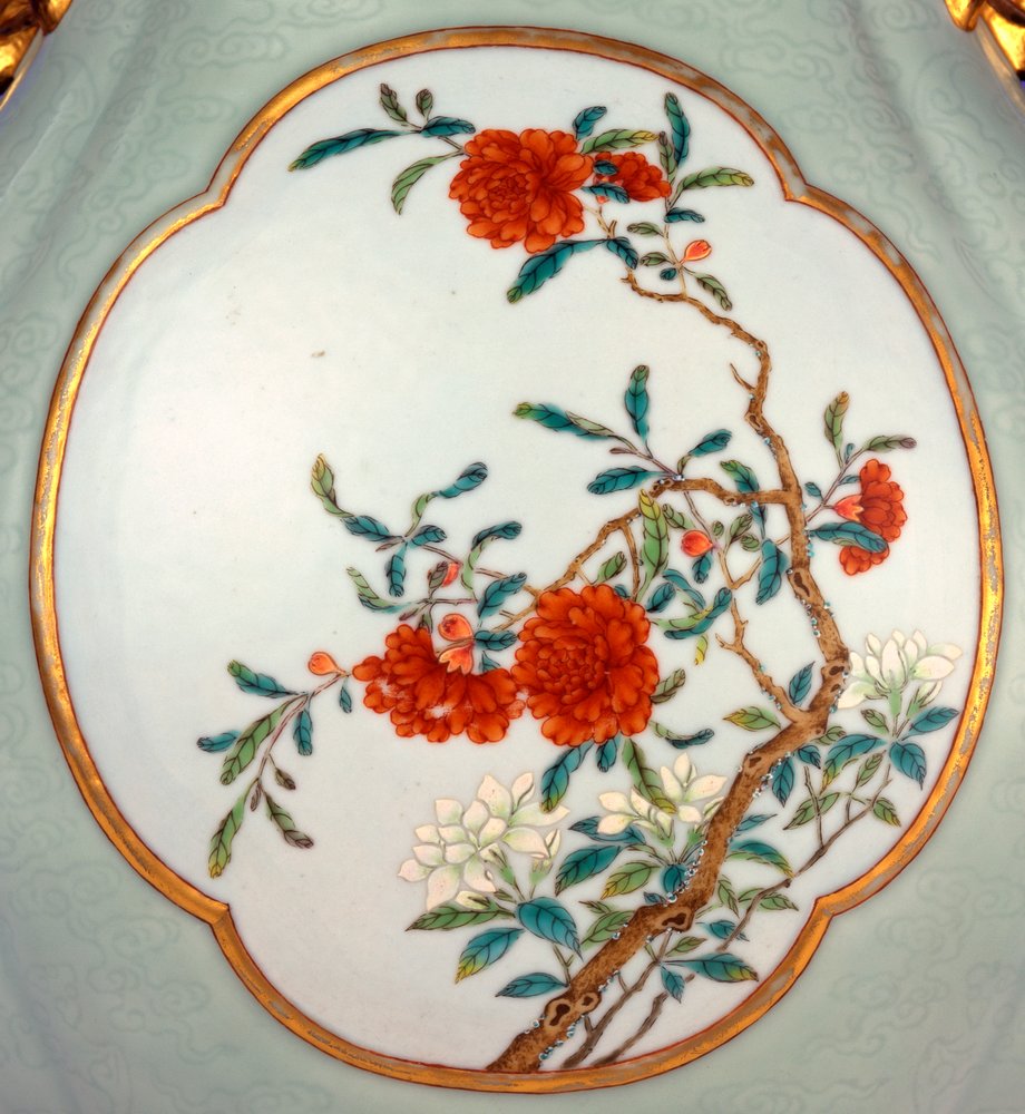 Detail einer feinen und sehr seltenen Famille-Rose-Celadon-Bodenvase ...