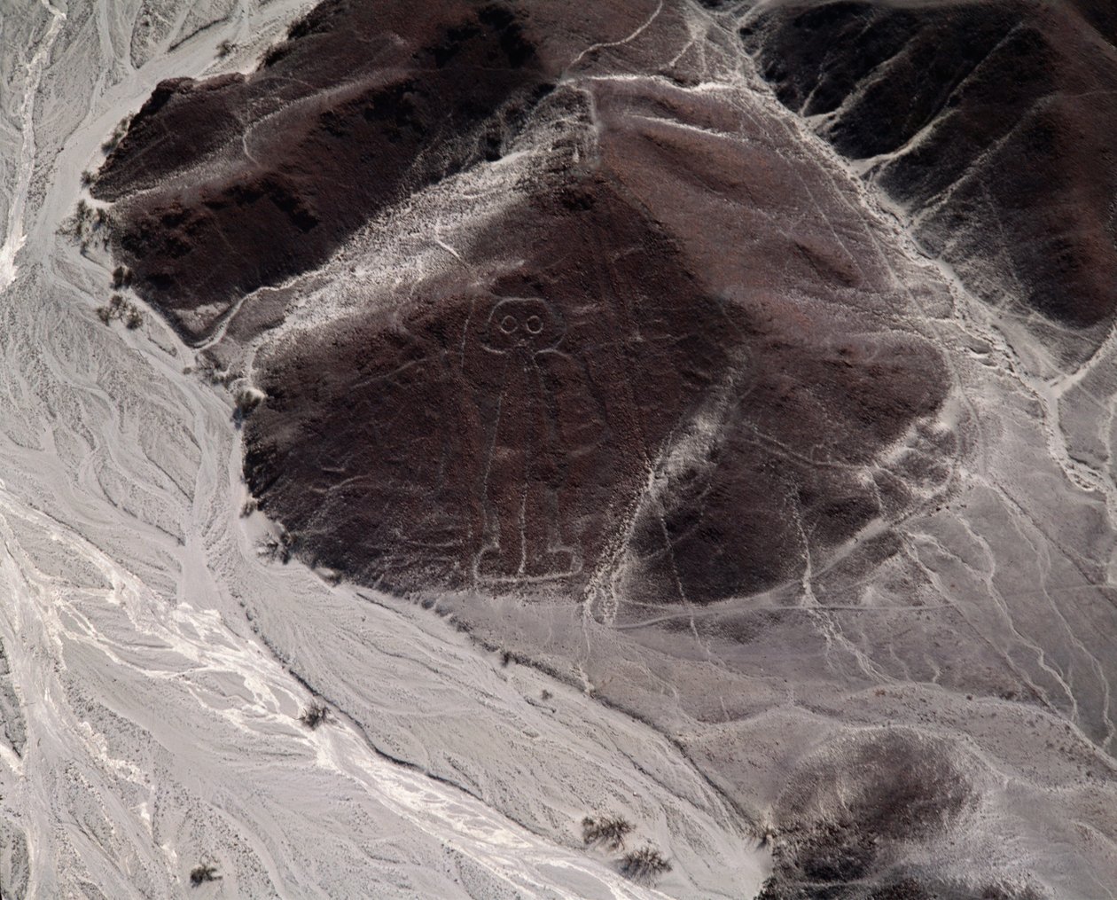 Luftaufnahme der Nazca-Linien, die eine menschliche Figur darstellen